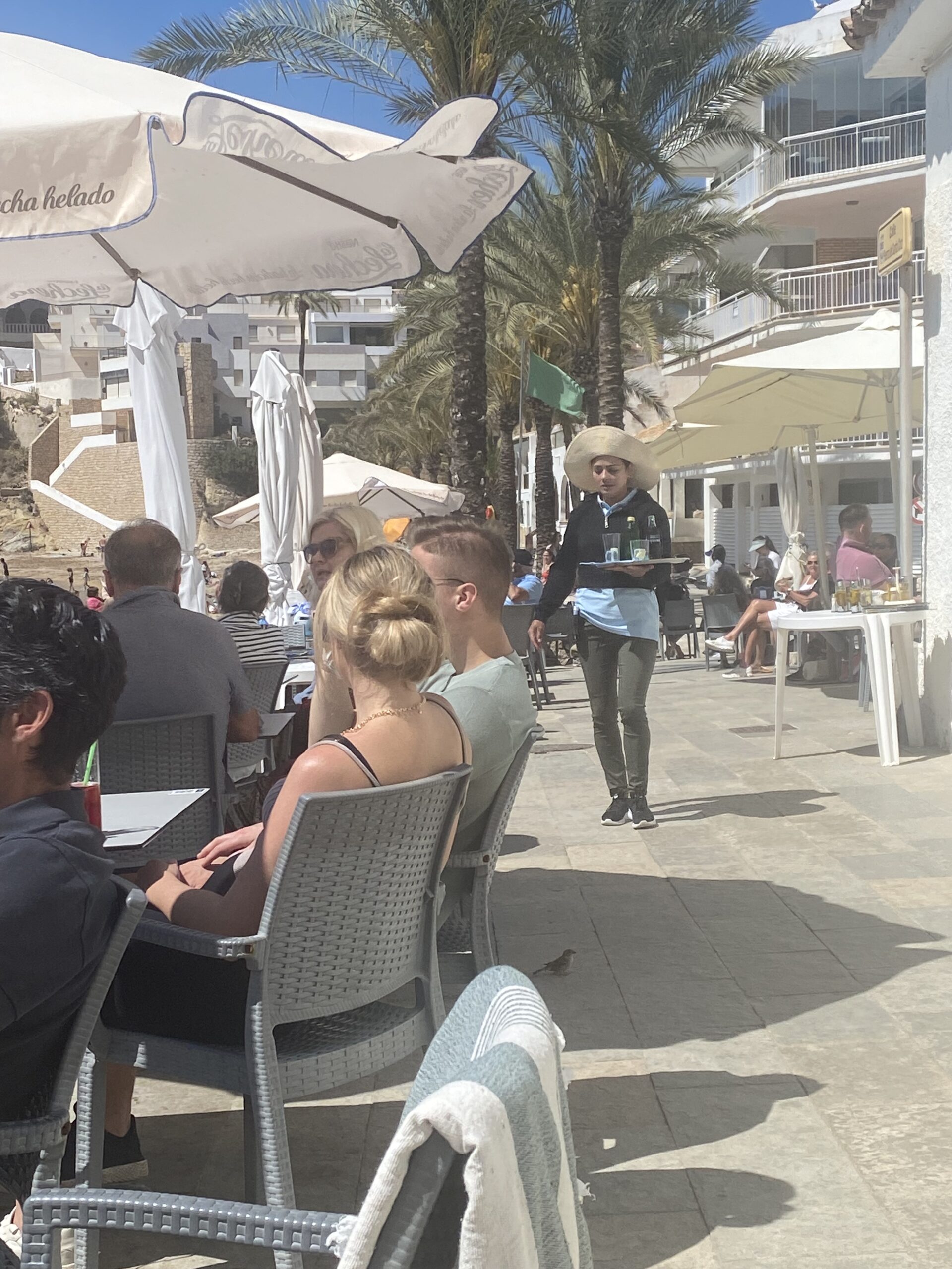 Påske med fullsatte strender og restauranter