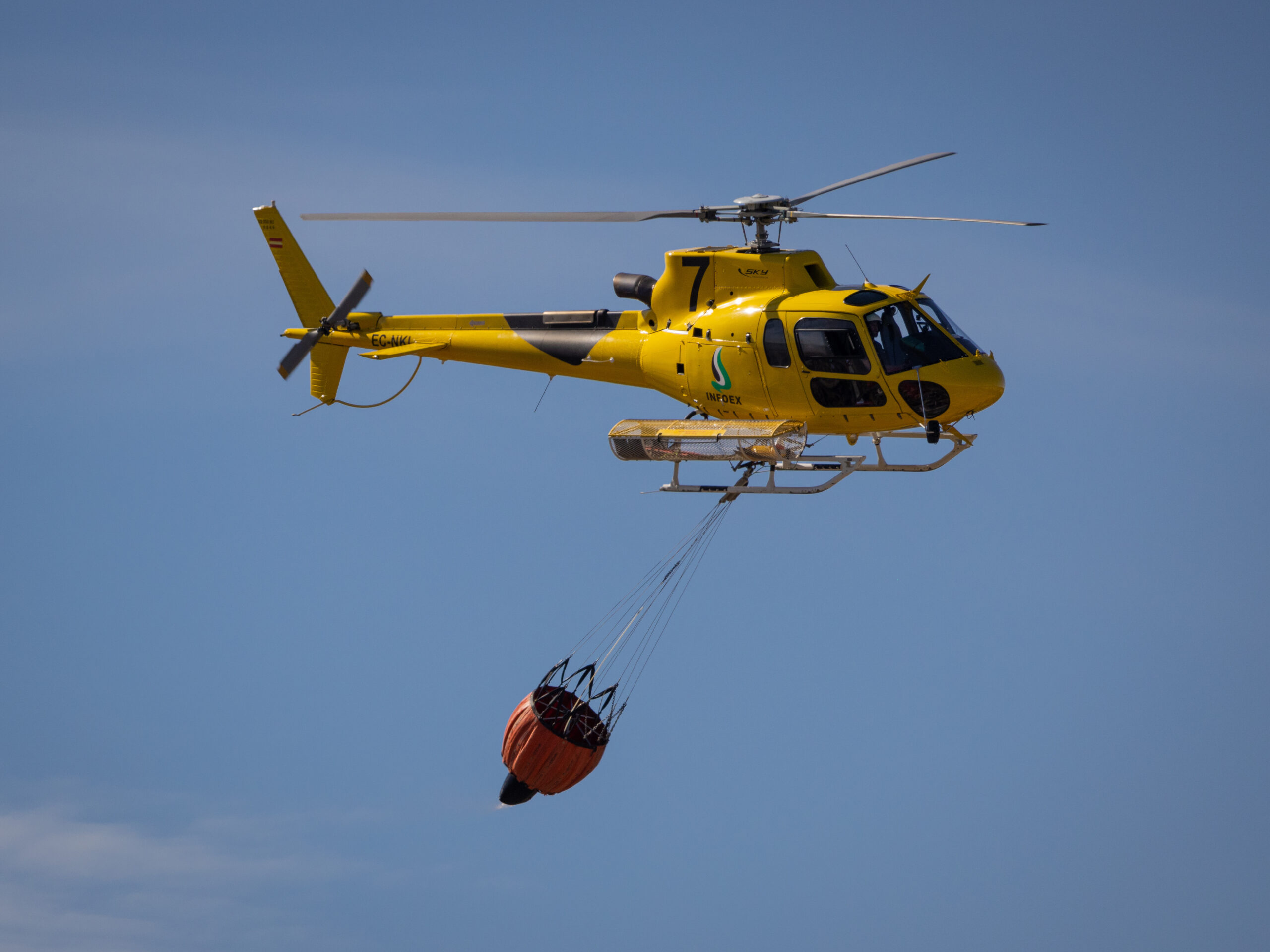 Ser du et brannhelikopter nærme seg ditt hus - kom deg ut av bassenget ...